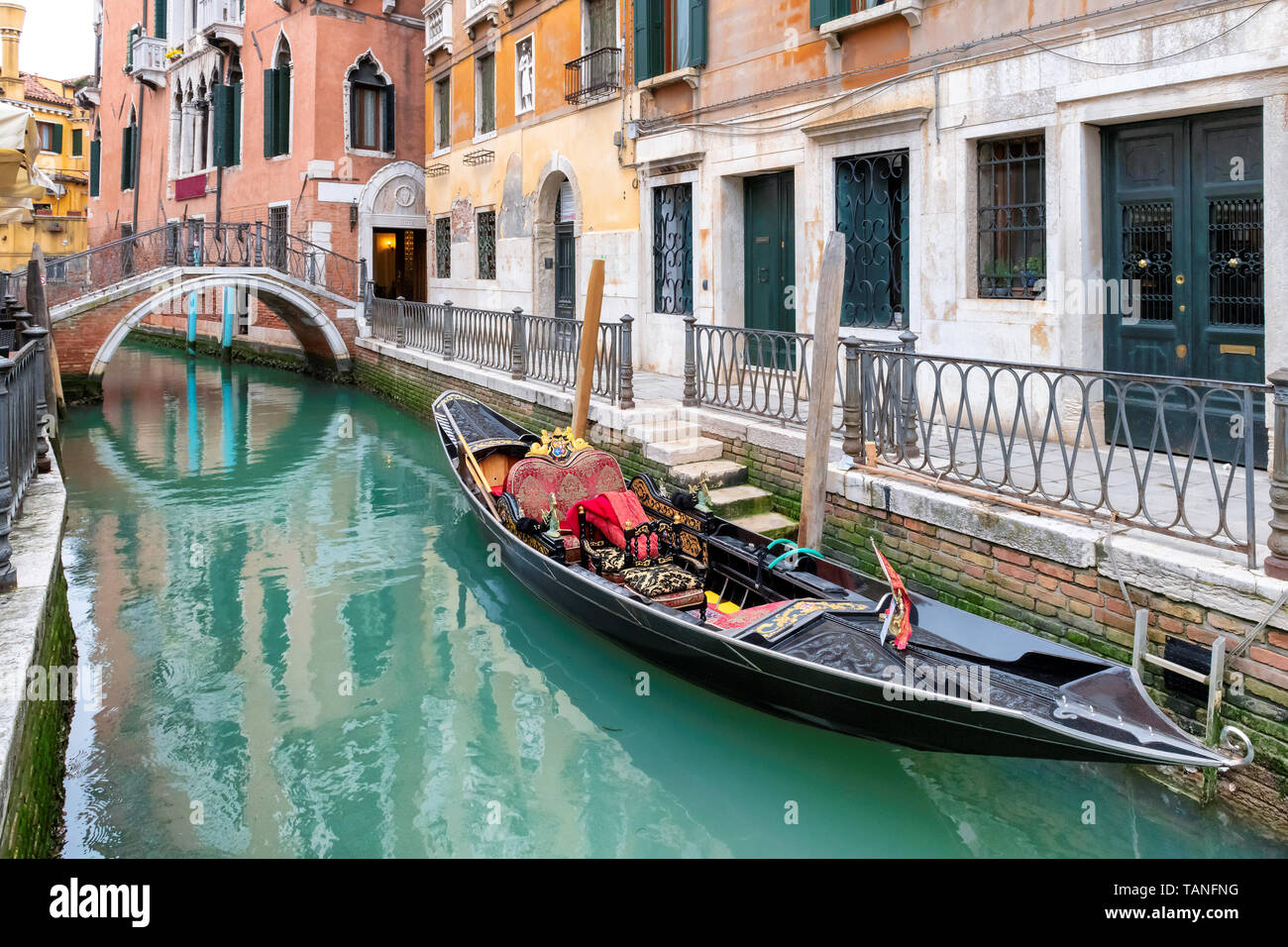 Traditionelle Gondeln auf Kanal in Venedig, Italien Stockfotografie - Alamy