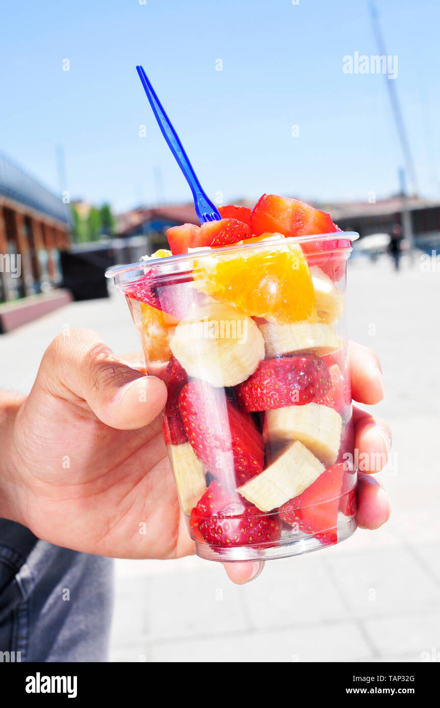 Obstbecher salat -Fotos und -Bildmaterial in hoher Auflösung – Alamy