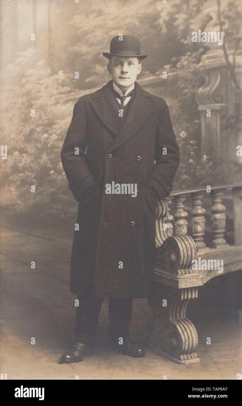 Vintage Fotostudio Postkarte Zeigt eine elegant gekleidete junge ...