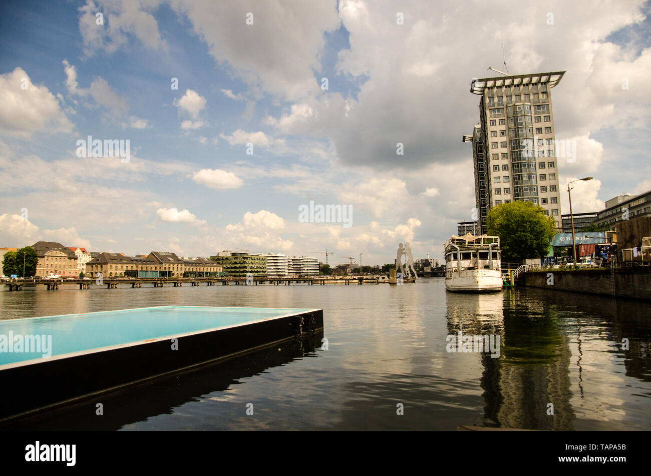 Spree pool floating swimming pool -Fotos und -Bildmaterial in hoher ...