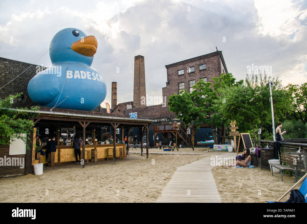 Spree pool floating swimming pool -Fotos und -Bildmaterial in hoher ...
