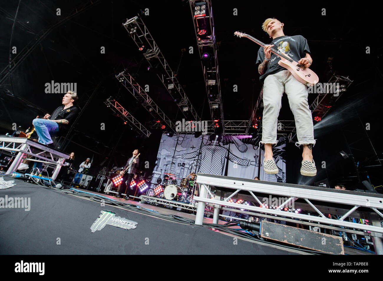 Neck deep -Fotos und -Bildmaterial in hoher Auflösung – Alamy