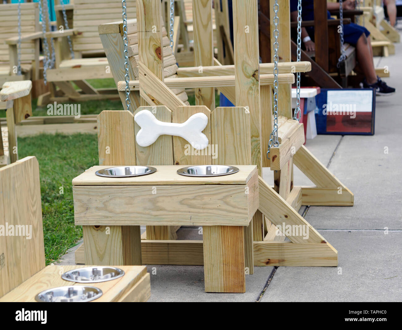 Hundenapfhalter aus holz -Fotos und -Bildmaterial in hoher Auflösung ...
