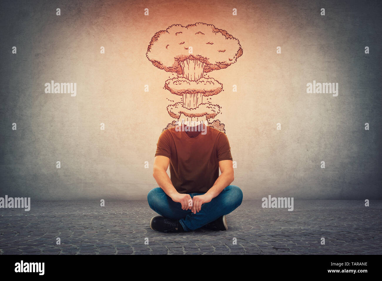 Surreale Kerl, unsichtbare Fläche am Boden sitzt, hat Kopf Explosion ...