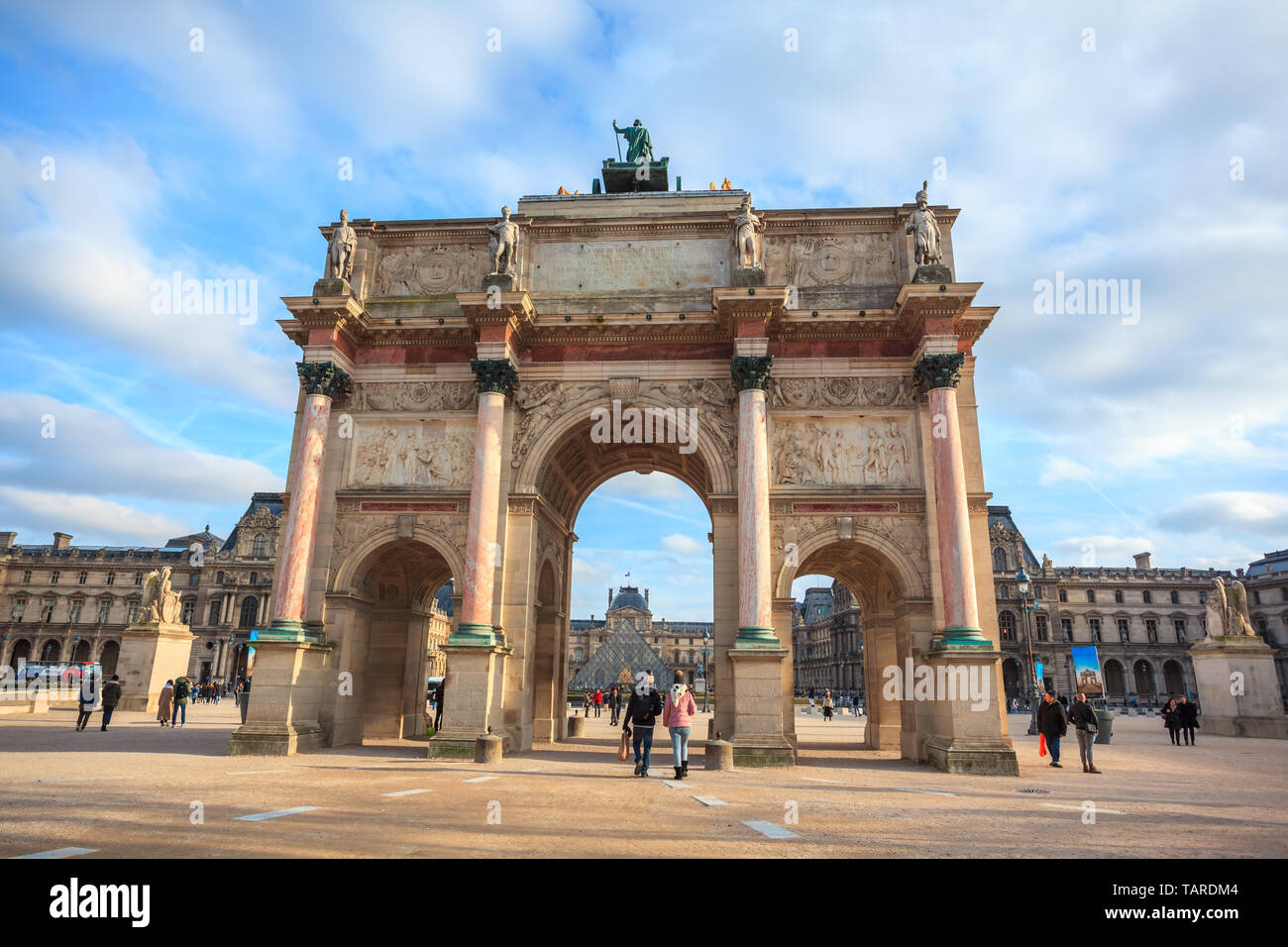 Paris, Frankreich - 16.01.2019: Arc de Triomphe du Carrousel ...