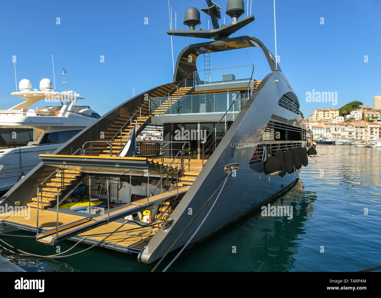 Luxus super yacht charter -Fotos und -Bildmaterial in hoher Auflösung ...