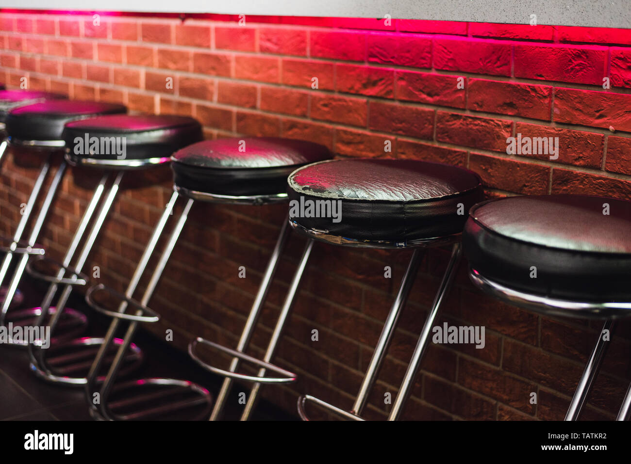 Bar stools pub -Fotos und -Bildmaterial in hoher Auflösung – Alamy