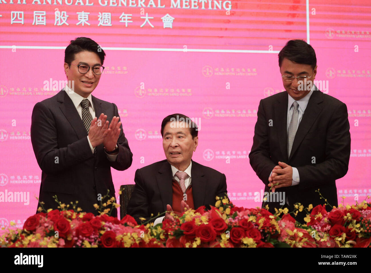 Lee Shau-kee durch seine zwei Söhne flankiert, Martin Lee Ka-shing (L ...