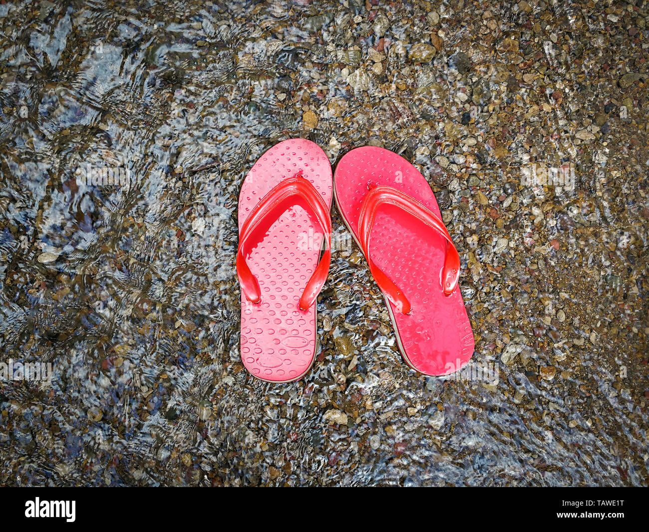Red flipflops -Fotos und -Bildmaterial in hoher Auflösung – Alamy