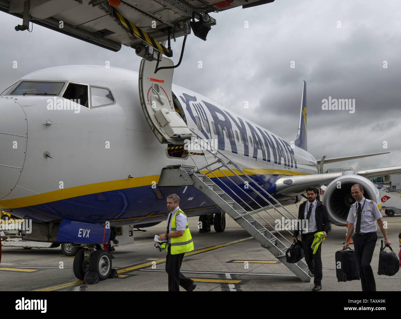 Ryanair steward -Fotos und -Bildmaterial in hoher Auflösung – Alamy