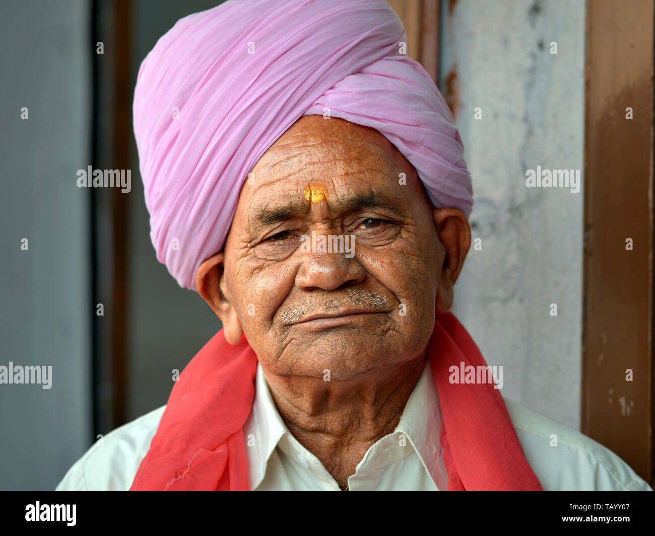 Indian old man closeup -Fotos und -Bildmaterial in hoher Auflösung – Alamy