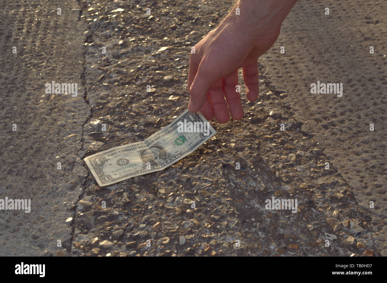 Geld auf der straße finden -Fotos und -Bildmaterial in hoher Auflösung ...