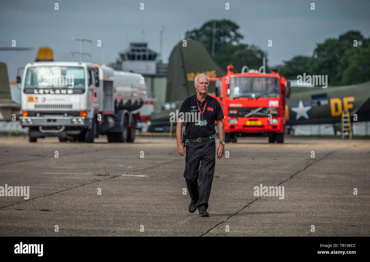Freiwillige auf der Duxford Air Show mit einem Kraftstoff Tank- und ...