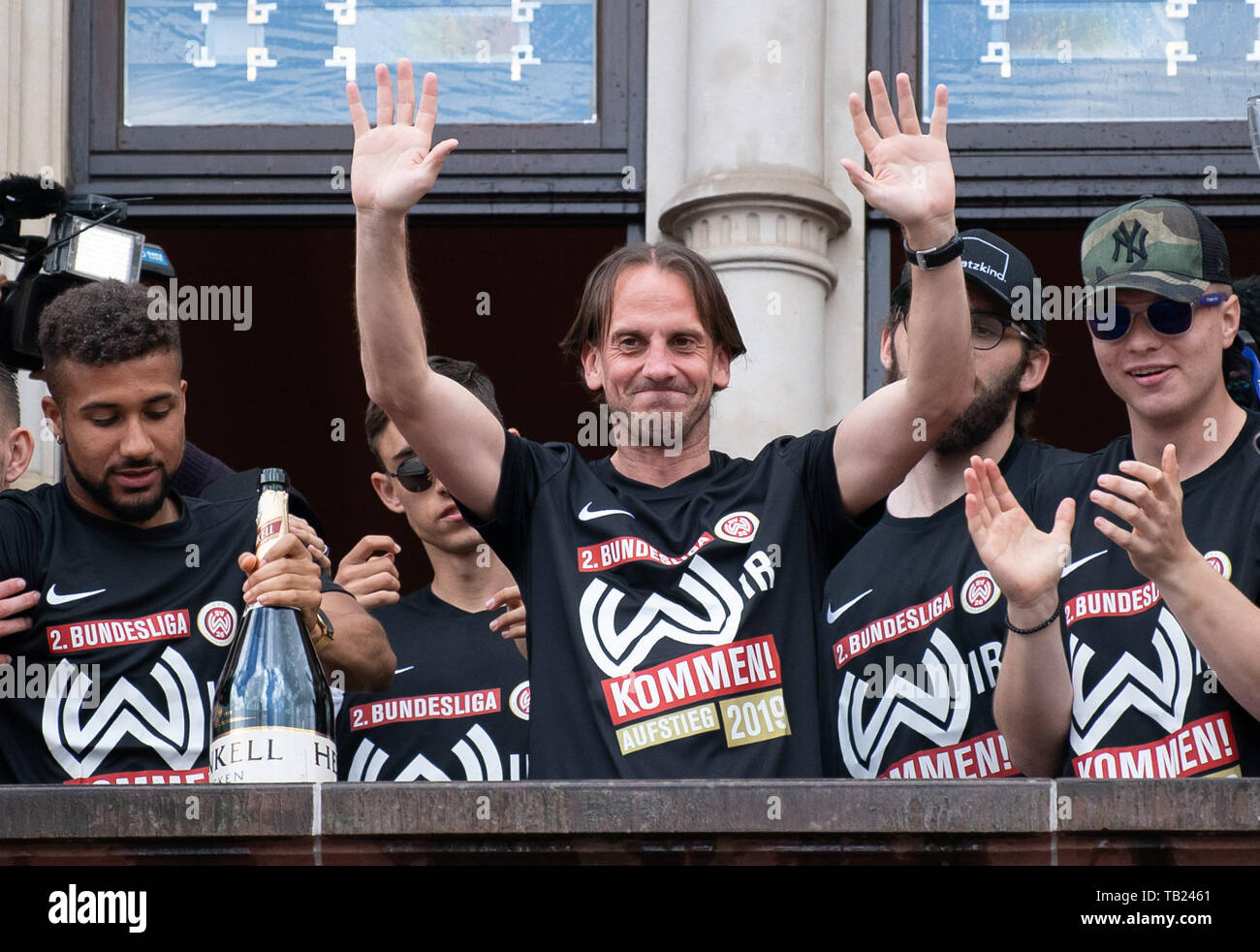 29. Mai 2019, Hessen, Wiesbaden: Rüdiger Rehm (M), Trainer des SV Wehen ...