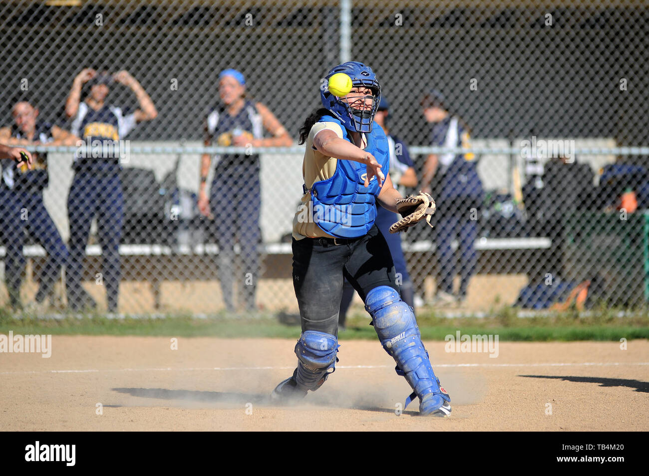 Catcher fielding einen Bauch vor der Home Plate und werfen die erste ...