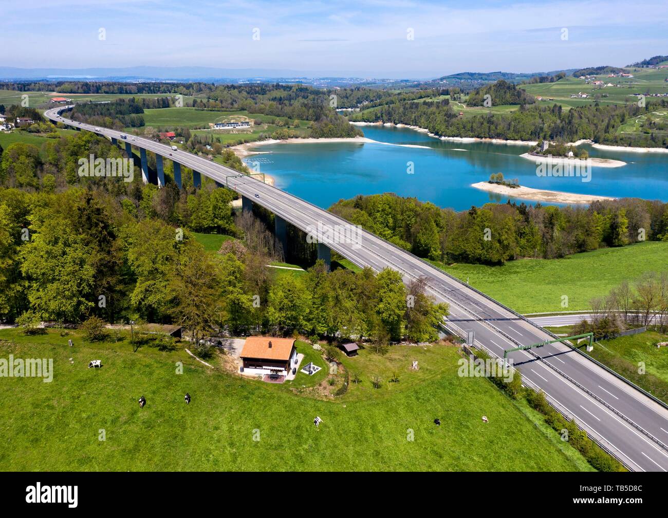 Autobahn a12 am see von gruyere -Fotos und -Bildmaterial in hoher ...