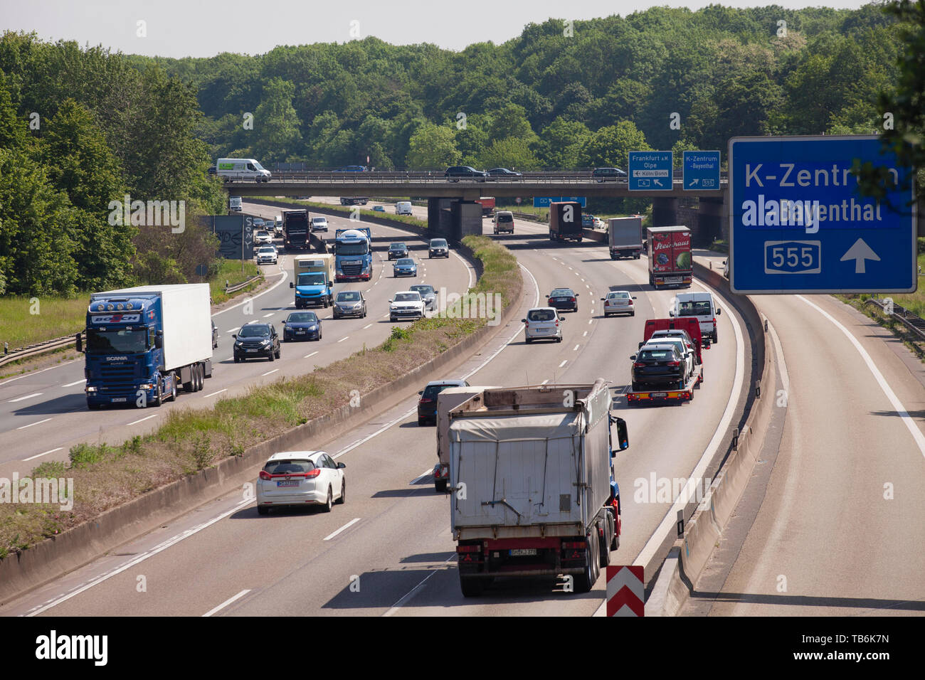 Der Verkehr auf der Autobahn A 4 in Köln souh Richtung Frankfurt, Köln ...