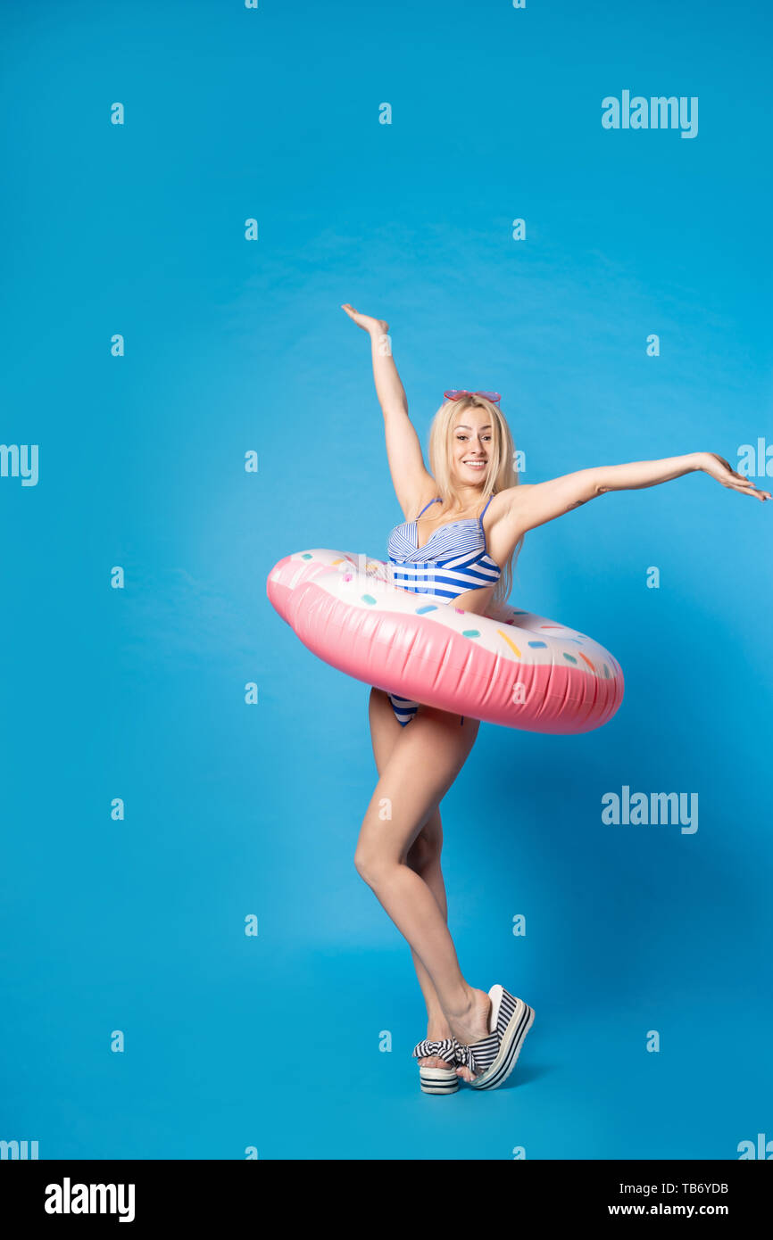 Süße Mädchen Im Bikini Fotos Und Bildmaterial In Hoher Auflösung Alamy