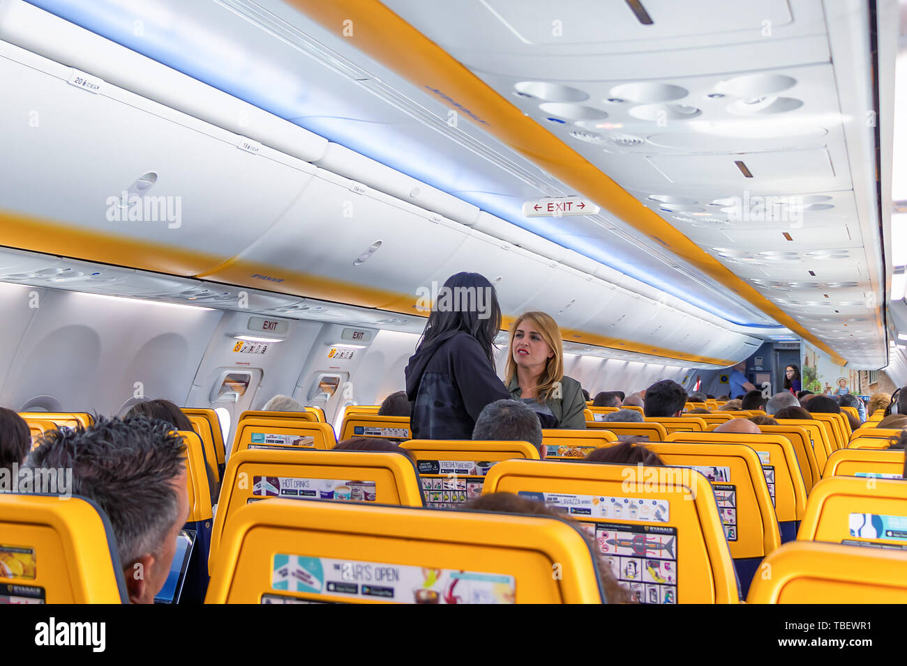 Ryanair Inside Plane Passengers Stockfotos und -bilder Kaufen - Alamy