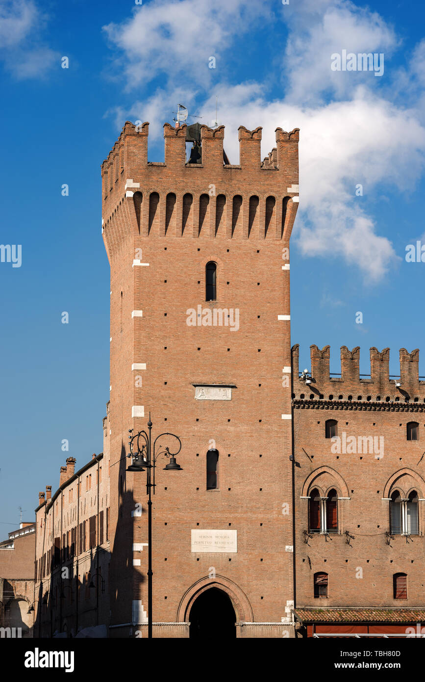 Rathaus von Ferrara, Weltkulturerbe der UNESCO, mit dem Turm des Sieges ...