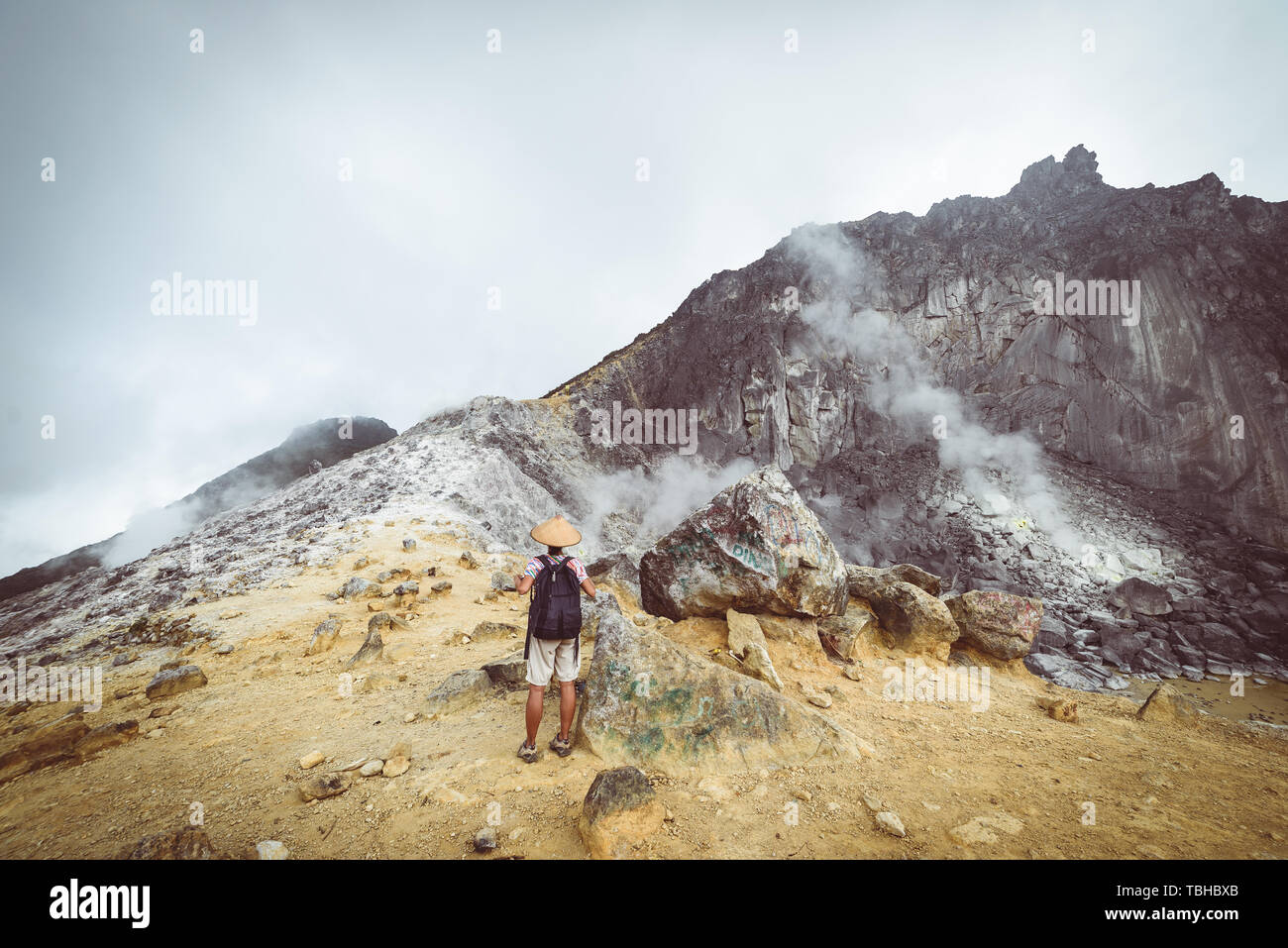 Krater an der spitze des sibayak vulkans -Fotos und -Bildmaterial in ...