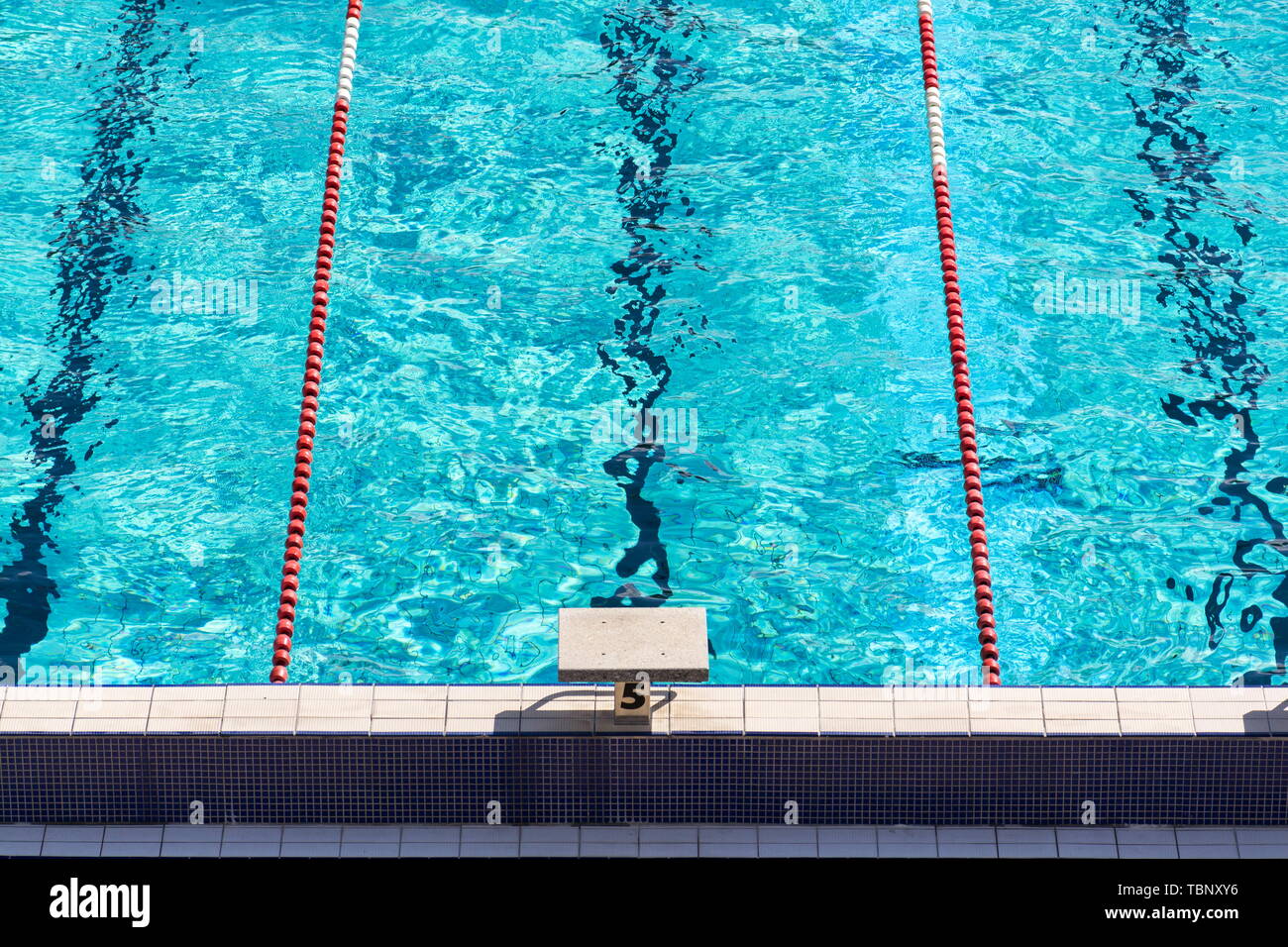 An sonnigen tagen das leere schwimmbad leeren -Fotos und -Bildmaterial ...