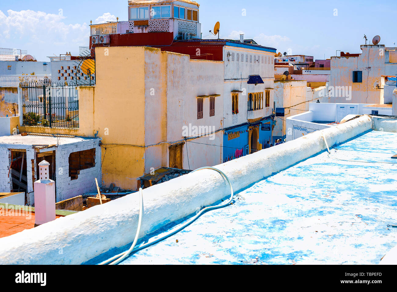 Blick auf die Altstadt von Medina mit blau-weißen Wänden vom Dach eines ...