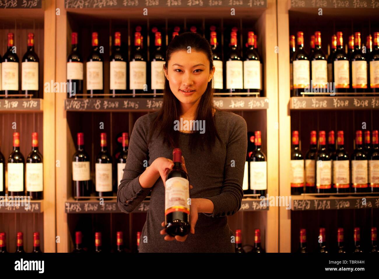 Großes weinglas kaufen -Fotos und -Bildmaterial in hoher Auflösung – Alamy