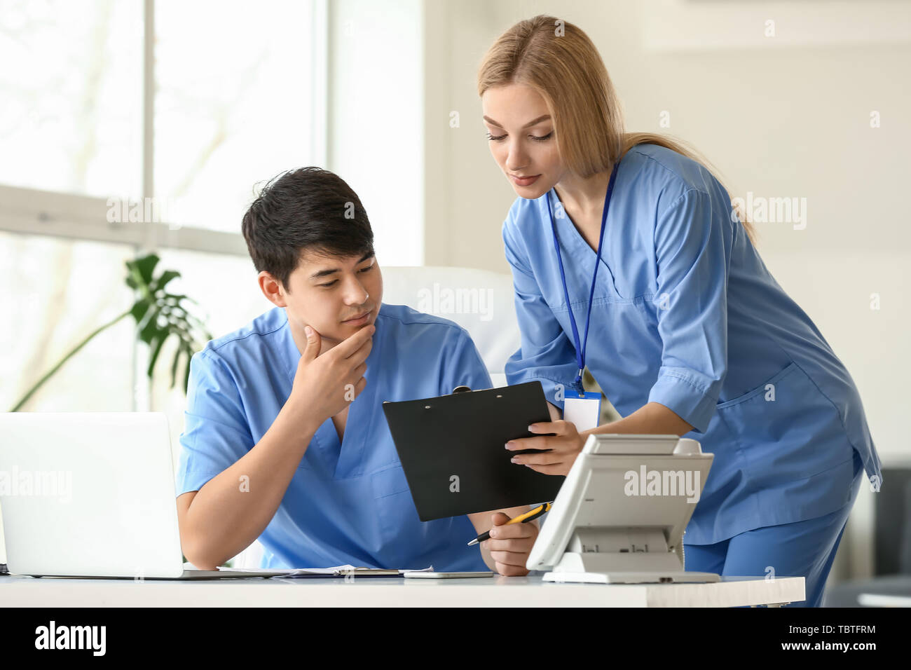 Junge assistenten -Fotos und -Bildmaterial in hoher Auflösung – Alamy