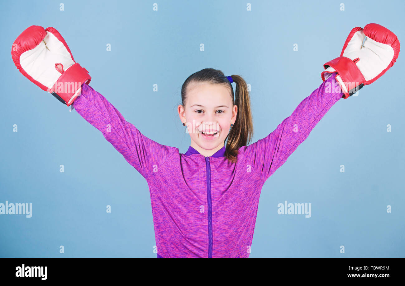 Boxing strenge Disziplin. Mädchen niedliche Boxer auf blauem ...