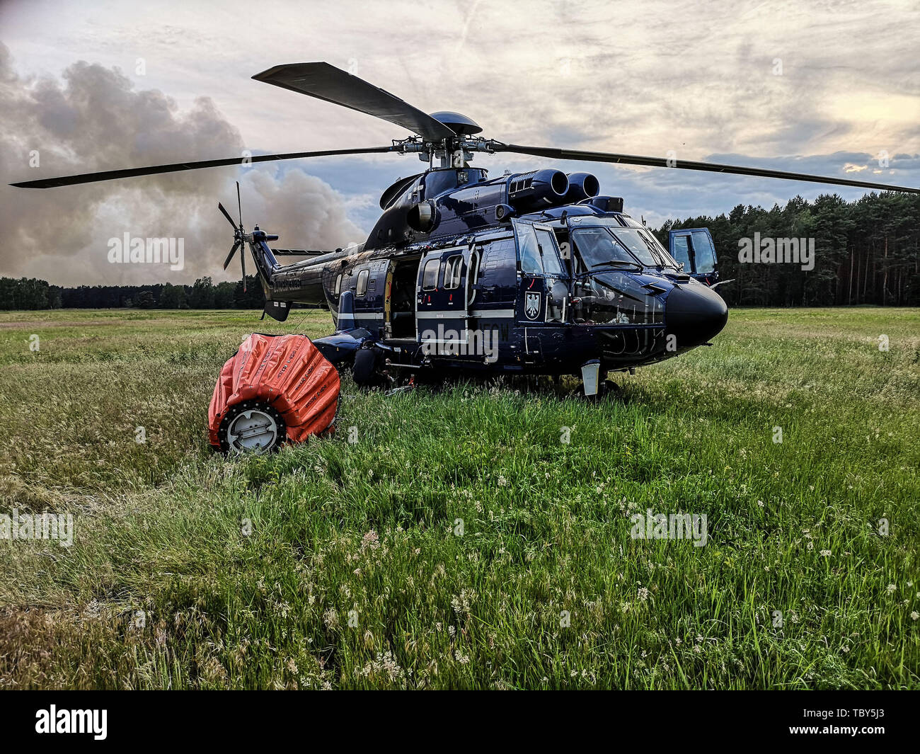 03 Juni 2019, Brandenburg, Jüterbog: ein Hubschrauber ist in Aktion bei einem Waldbrand in der ...