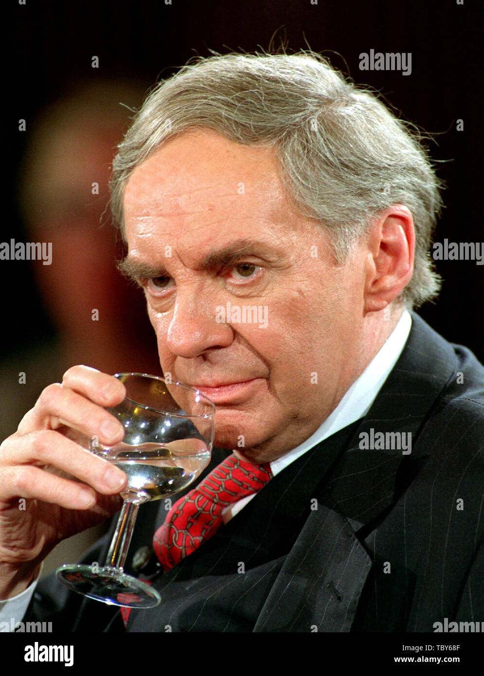 Eingereicht - 01. Dezember 1994, Hamburg: Entertainer Harald Juhnke in ...
