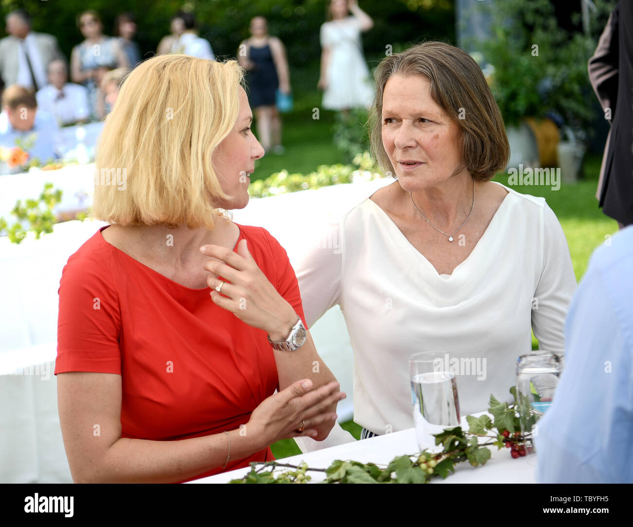 Berlin, Deutschland. 04 Juni, 2019. Christina Rau (r), der ehemalige ...