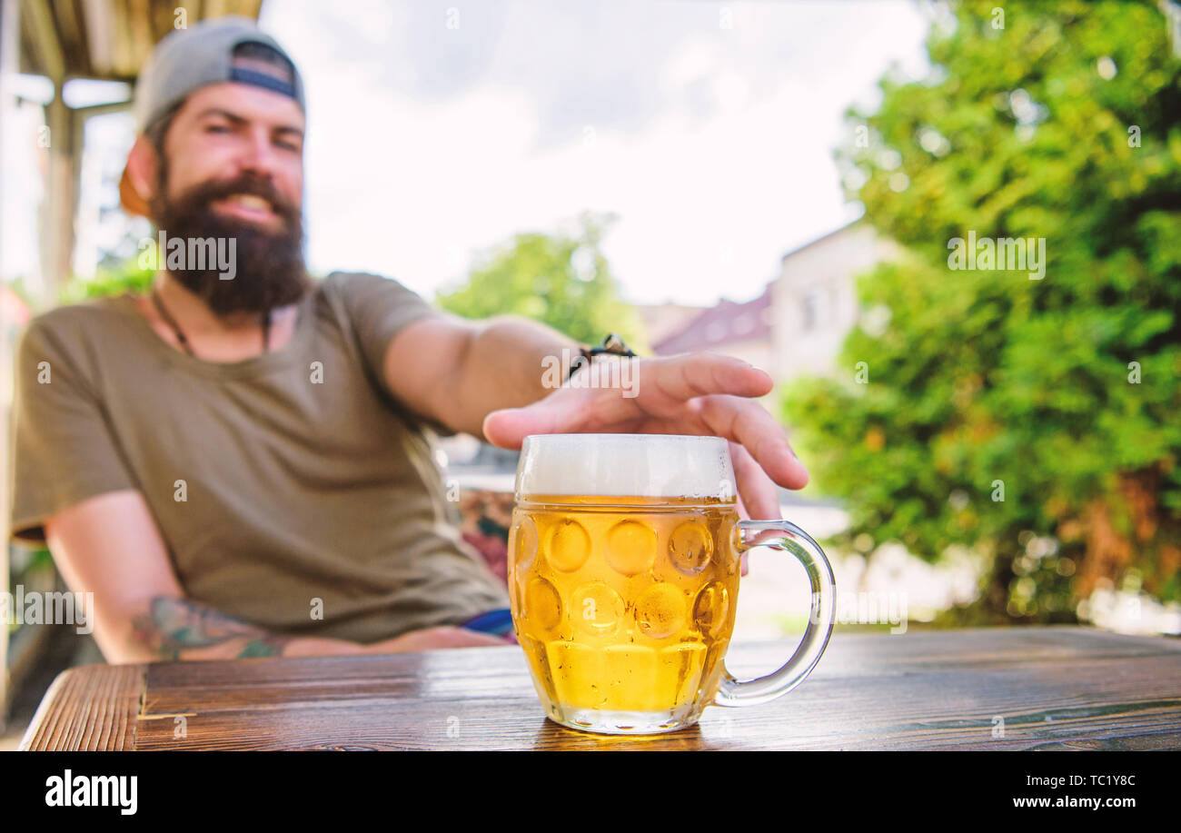 Trinkender mann packt -Fotos und -Bildmaterial in hoher Auflösung – Alamy