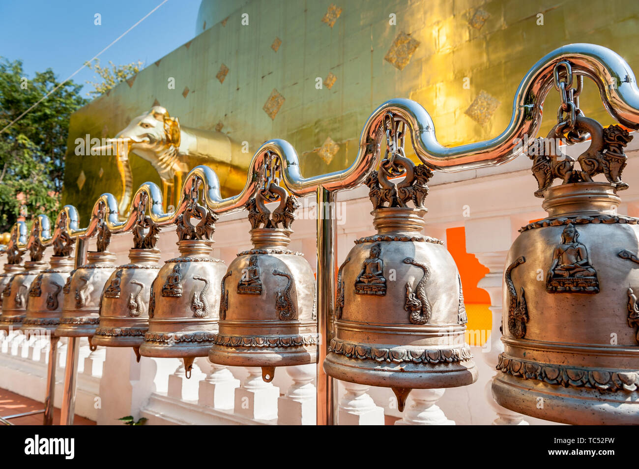 Glocken thai tempel kette mai -Fotos und -Bildmaterial in hoher ...