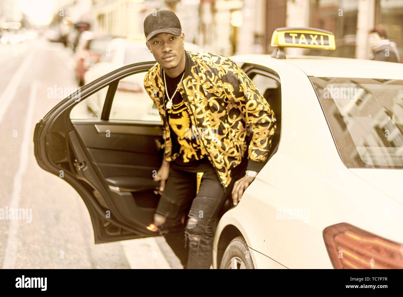 Aus Dem Auto Steigen Stockfotos und -bilder Kaufen - Alamy