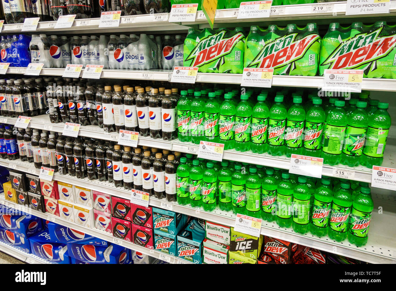 Getränke im supermarktregal -Fotos und -Bildmaterial in hoher Auflösung ...