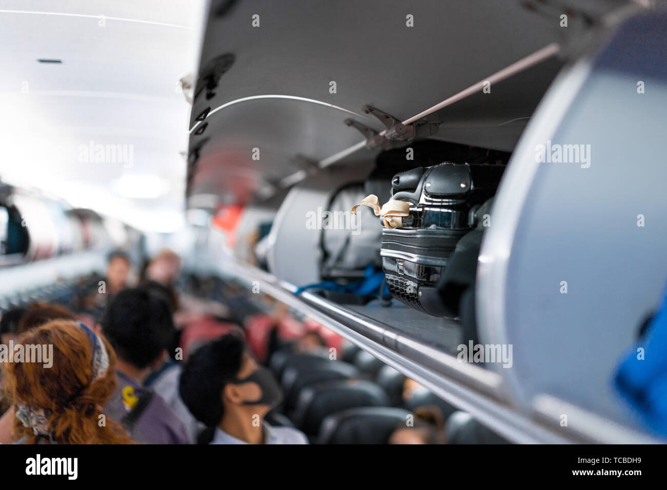 Airplane passenger storing carry on bag -Fotos und -Bildmaterial in ...