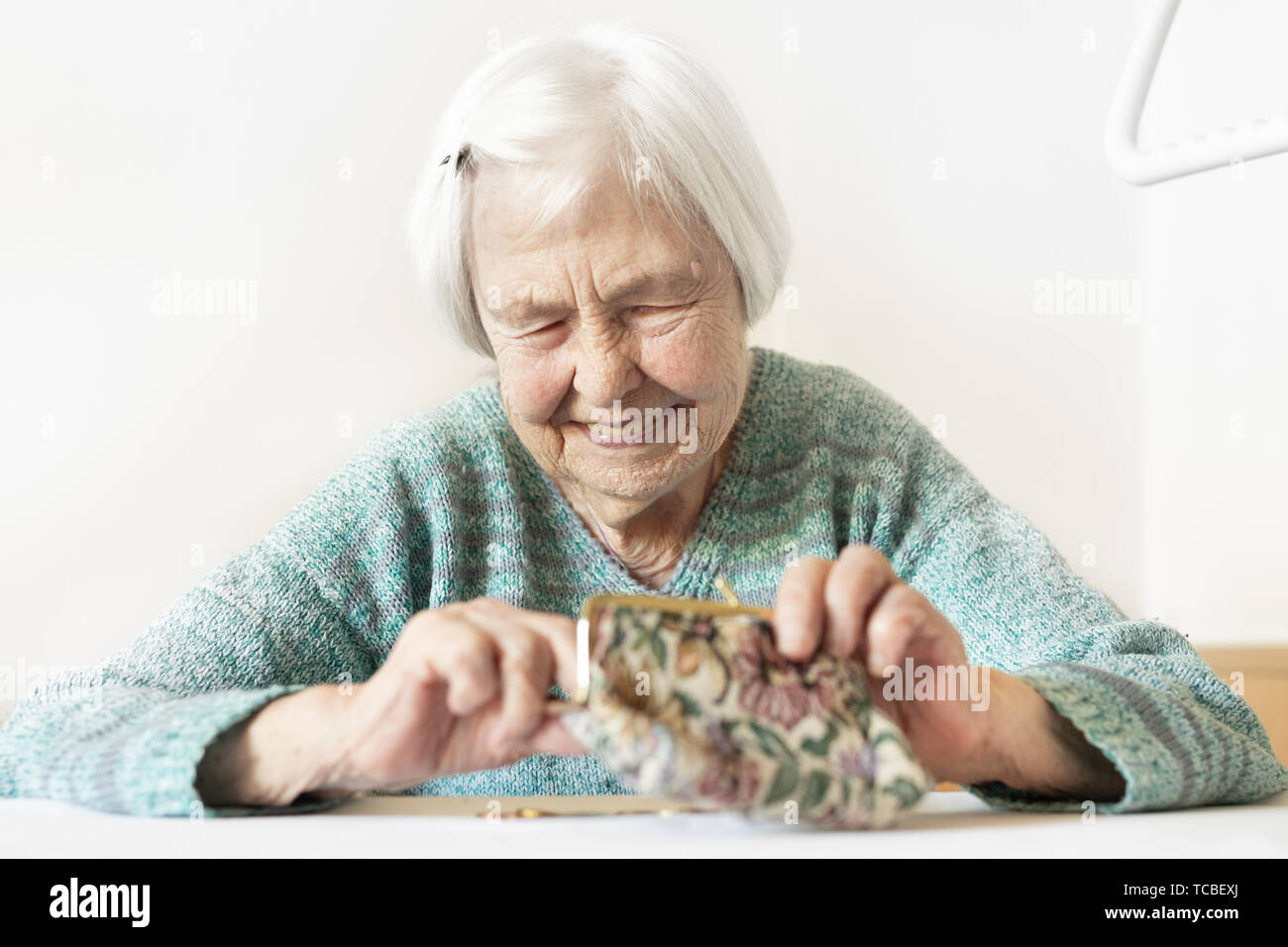 Rechnungen der alten person -Fotos und -Bildmaterial in hoher Auflösung ...