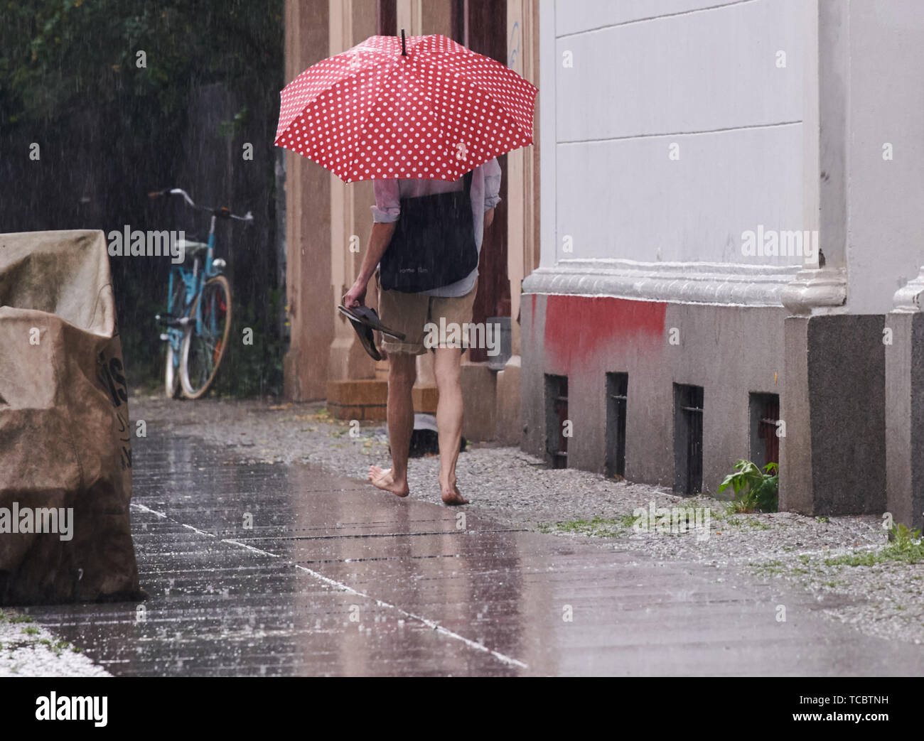 Berlin, Deutschland. 06 Juni, 2019. Ein Mann barfuß über eine Straße im ...