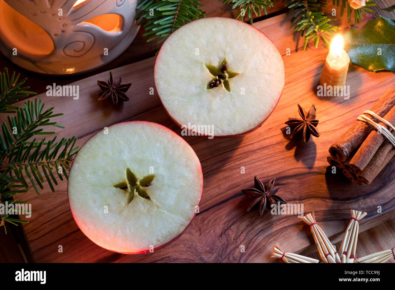 Apfel halbiert -Fotos und -Bildmaterial in hoher Auflösung – Alamy