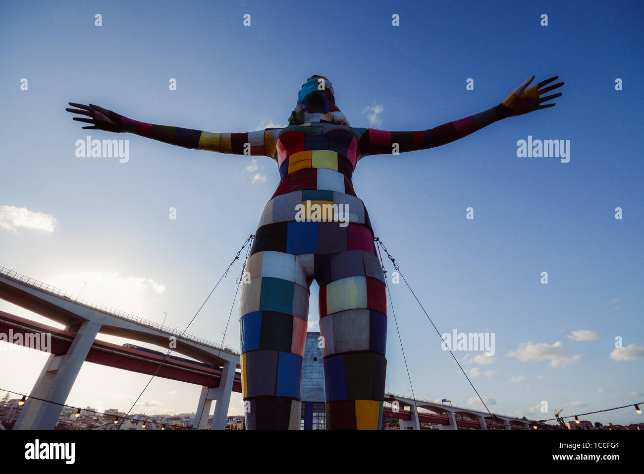 Lissabon, Portugal - Juni 5, 2019: Bunte Skulptur einer Frau Bereit auf ...