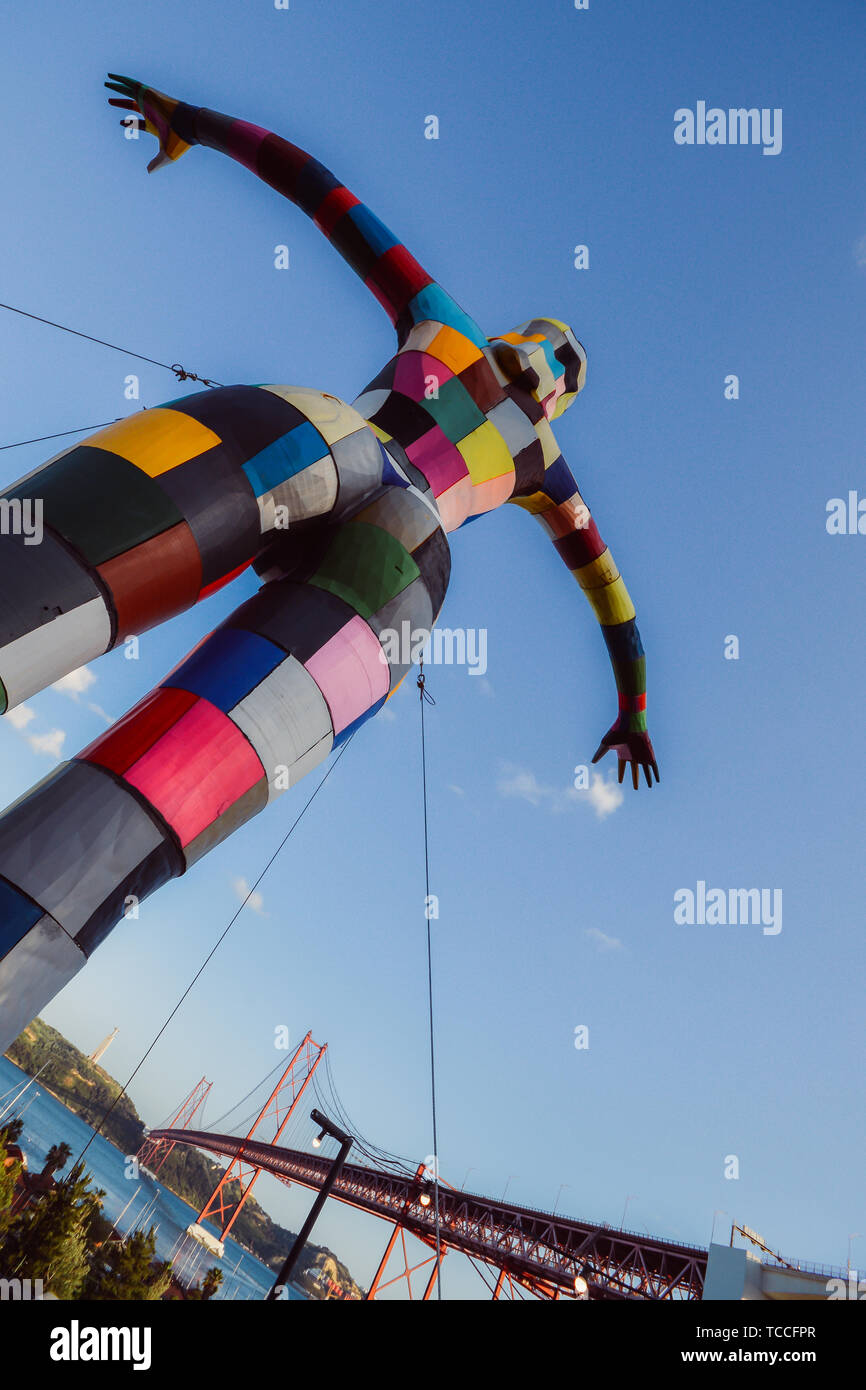 Lissabon, Portugal - Juni 5, 2019: Bunte Skulptur einer Frau Bereit auf ...