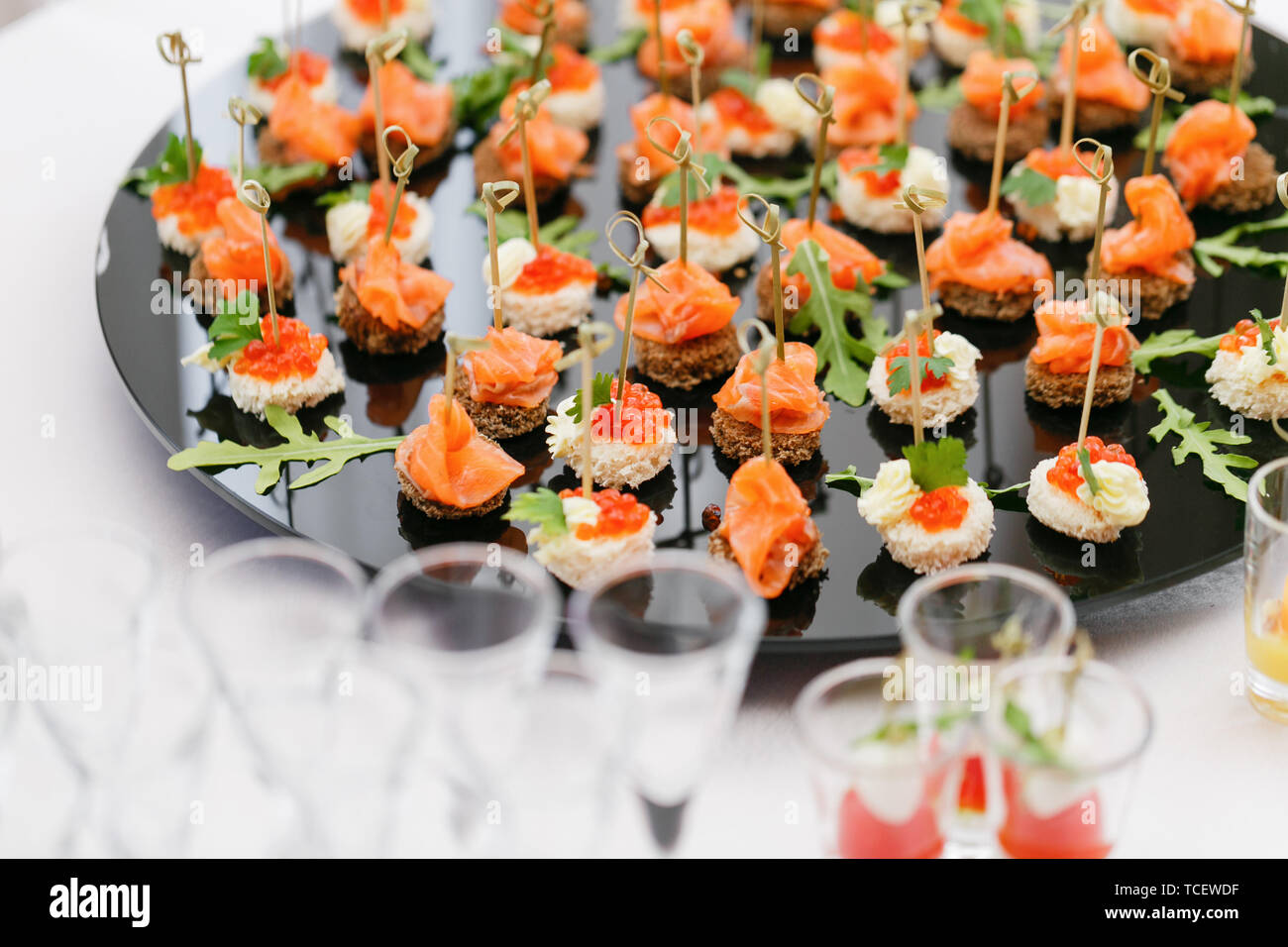 Buffet beim Gala Dinner. Sortiment von kanapees. Bankettservice ...