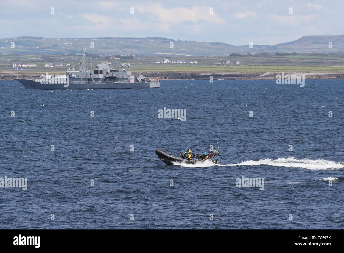 Eine Marine rhib Patrouillen der Gewässer durch Doonbeg Golf Resort in ...