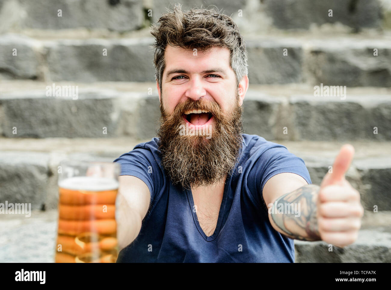 Helle oder dunkle Biere stouts trinken Sie alle. Mann mit Bart und ...
