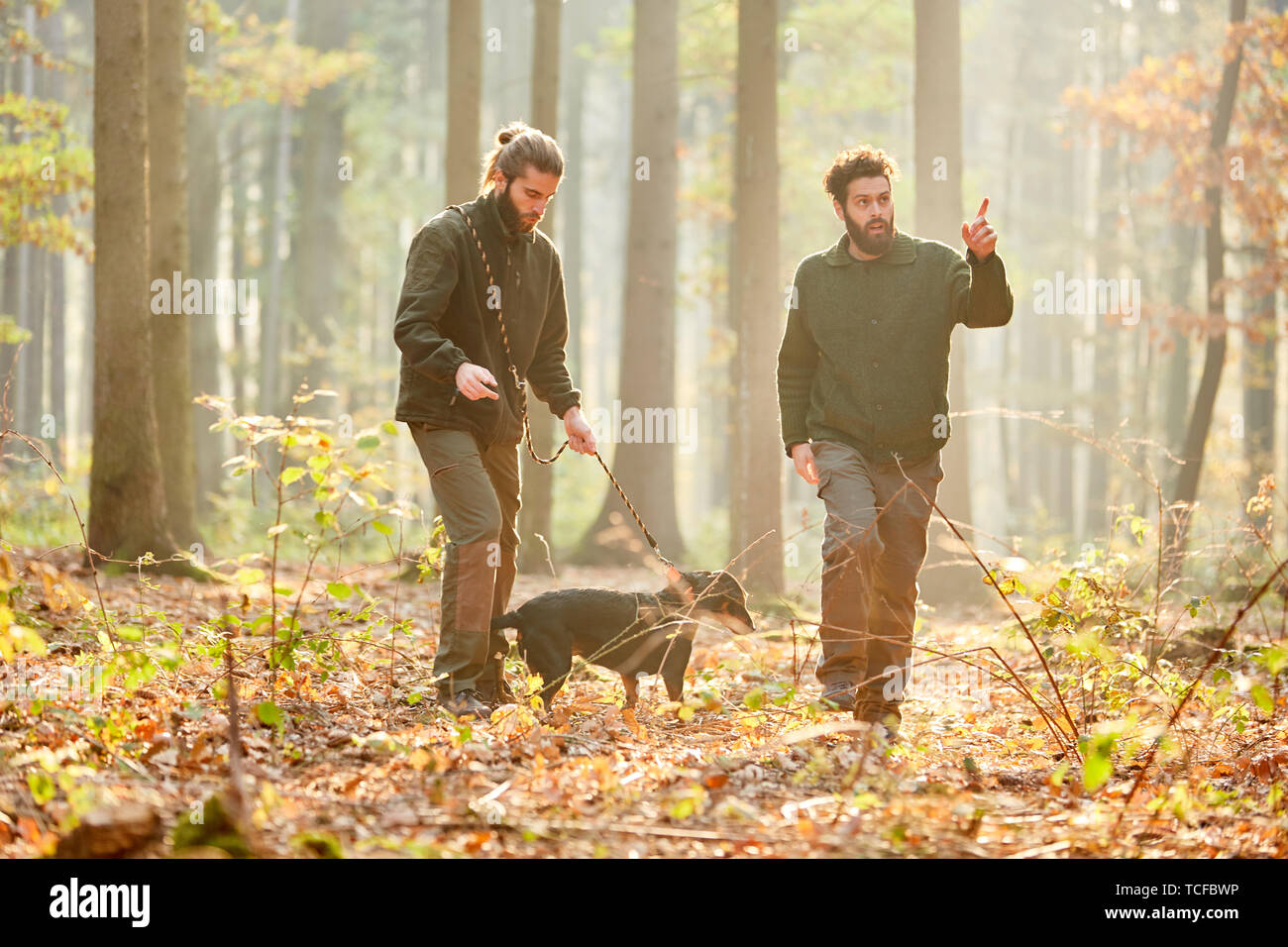 Zwei Jäger auf der Jagd Hund auf die Jagd oder einer Wanderung in den ...
