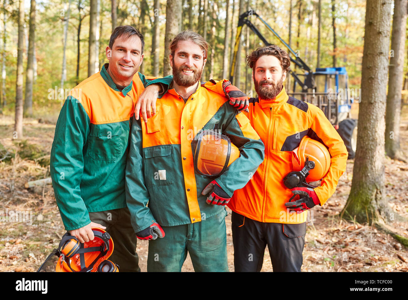 Waldarbeiter oder Holzfäller im Team im Wald arbeiten oder Holz Ernte ...