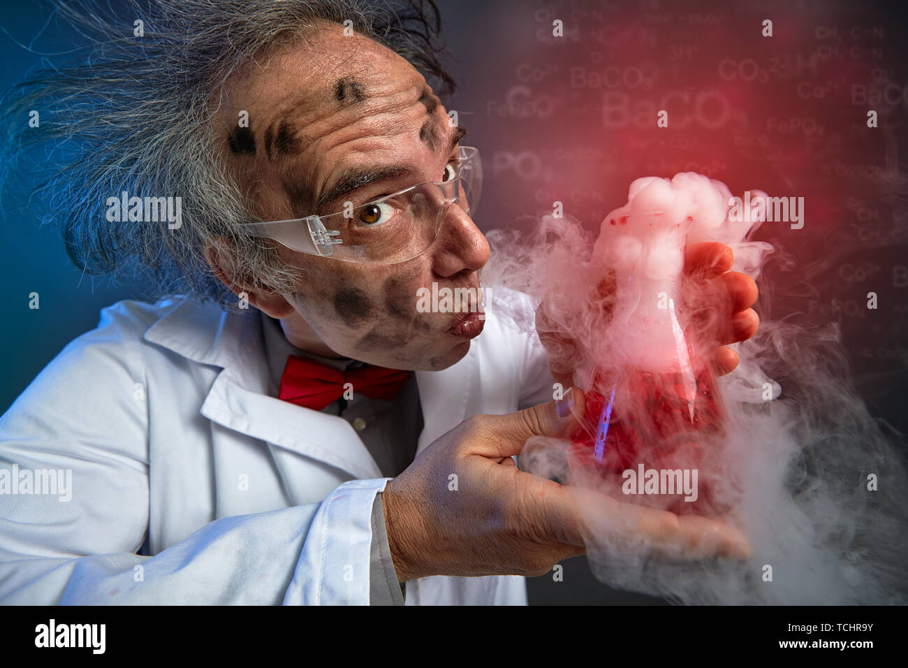 Scientist experiment explosion -Fotos und -Bildmaterial in hoher ...