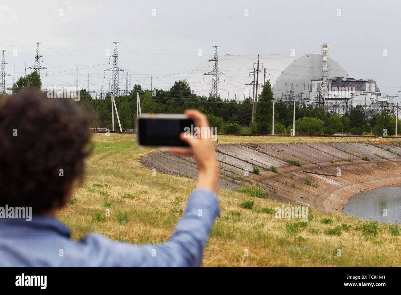 Ein Besucher nimmt Fotos der neuen Schutzkonstruktion in der 4. Block ...